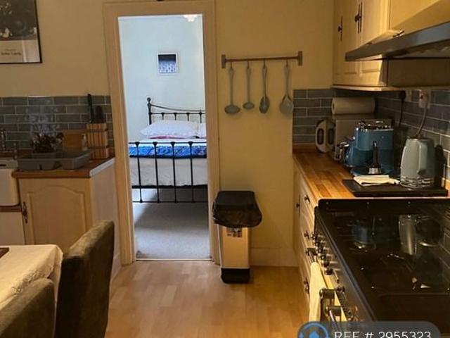 Kenwyn Road, London, SW4 2 bed flat to rent £2,400 pcm £554 pw