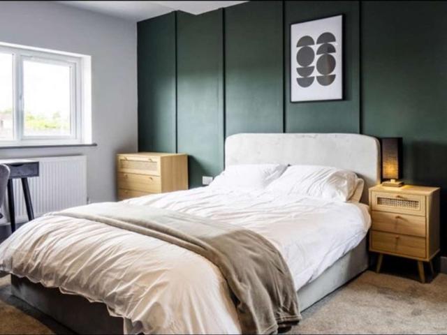Kenyon Close Room 1