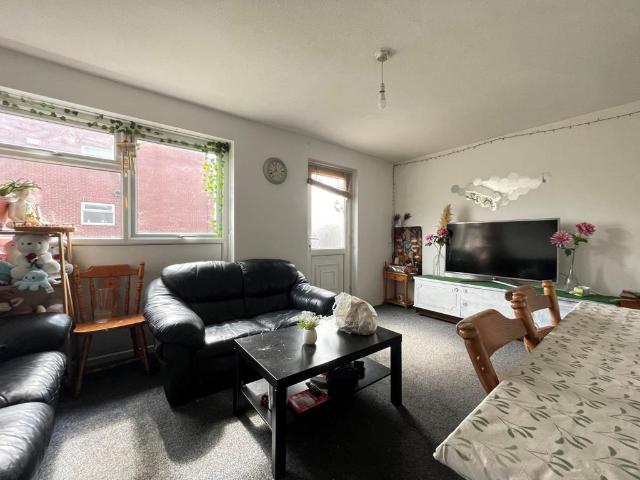 Kendal Close, Leeds, LS3 3 bed terraced house to rent £1,095 pcm £253 pw
