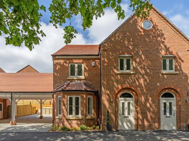 Kendrick Avenue Beaconsfield HP9 3 bed semi detached house to rent £3,300 pcm £762 pw