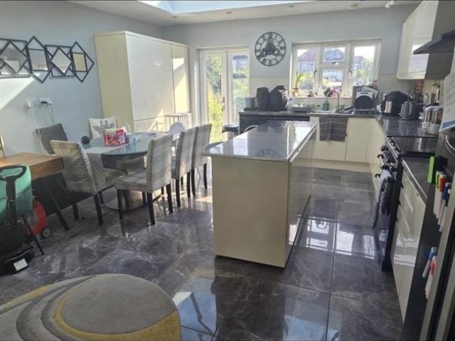 Kenilworth Avenue, Romford, RM3 4 bed terraced house to rent £2,300 pcm £531 pw