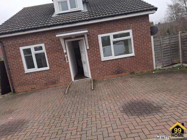 KENILWORTH CLOSE, TIPTON, WEST. 3 bed detached bungalow to rent £1,175 pcm £271 pw