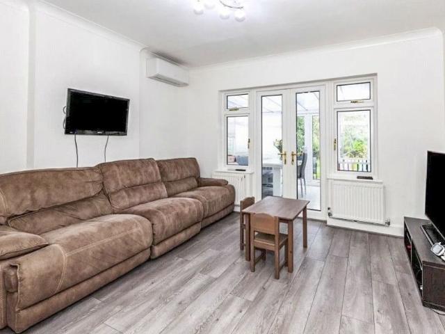 Kenilworth Road, Ashford, Surrey, TW15 3EP