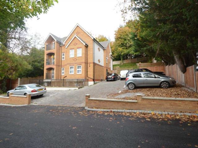 KENLEY 2 bed apartment to rent £1,625 pcm £375 pw