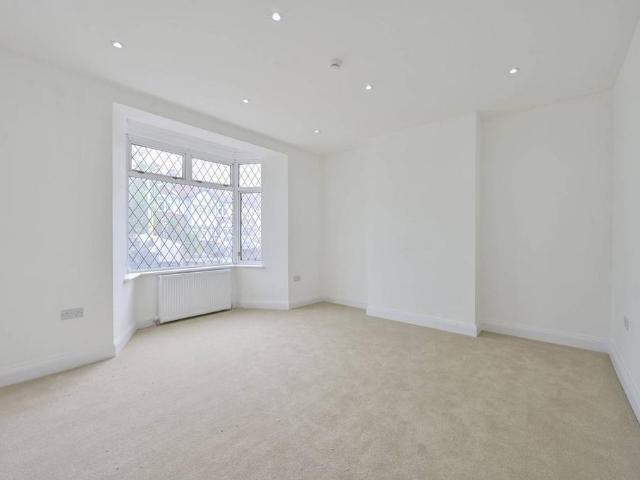 Kenley Road, Merton Park, London, SW19 5 bed terraced house to rent £4,500 pcm £1,038 pw