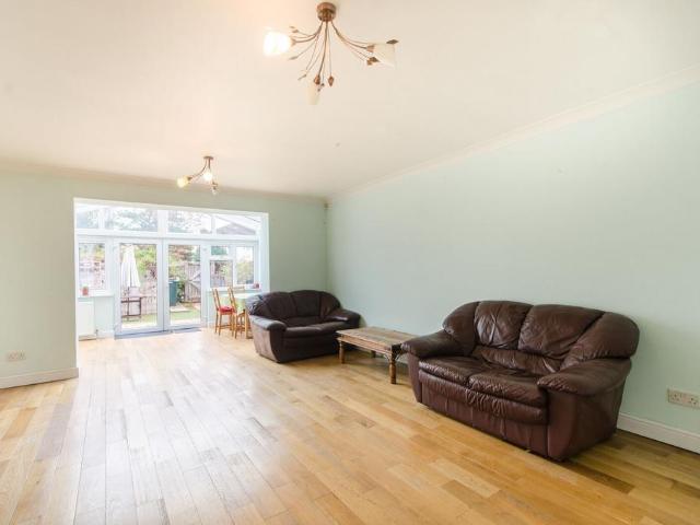 Kenley Road, Merton Park, London, SW19 3 bed house to rent £2,850 pcm £658 pw