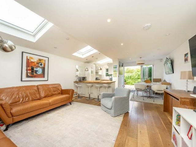 Kenmont Gardens, London NW10 2 bed flat to rent £2,400 pcm £554 pw