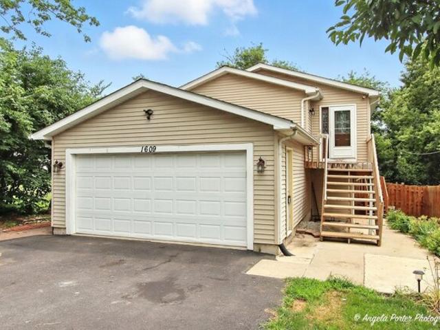 Kenmore Ave, Round Lake Beach, Home For Sale