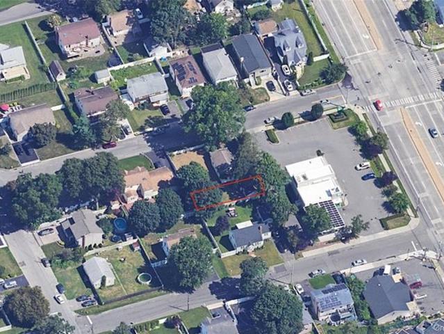Kenmore St, Deer Park, NY 11729