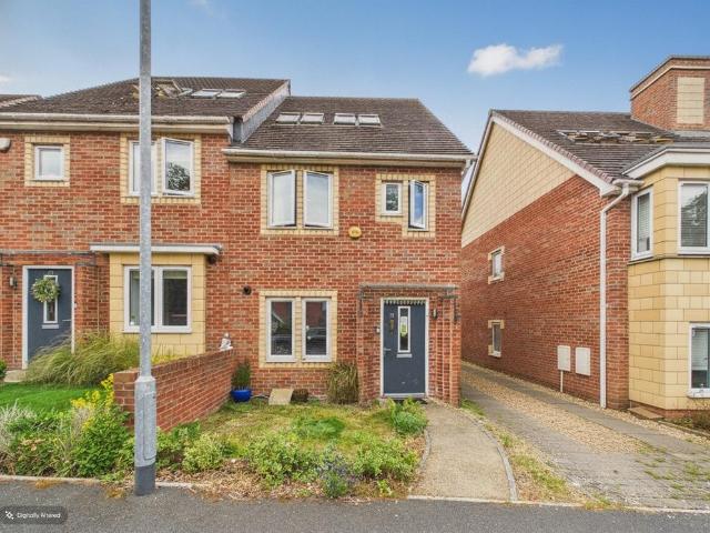 Kennedy Avenue, High Wycombe. 4 bed semi detached house to rent £2,600 pcm £600 pw