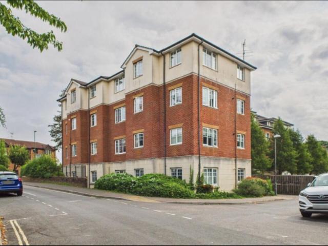 Kennedy Road, Horsham, RH13 2 bed apartment to rent £1,525 pcm £352 pw