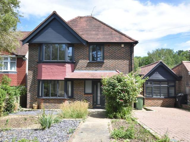 Kennel Lane, Leatherhead KT22 4 bed detached house to rent £3,650 pcm £842 pw