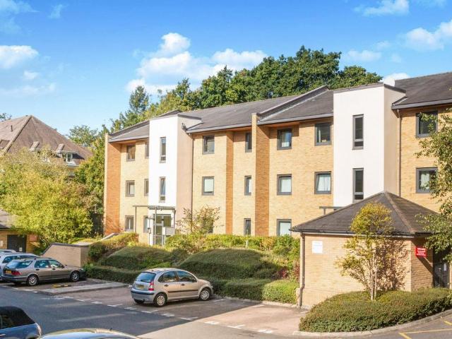 Kennet Court, Victoria Way, Woking, GU21 2 bed flat to rent £1,700 pcm £392 pw