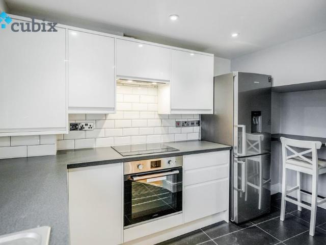 Kennington Lane, London SE11 3 bed flat to rent £3,497 pcm £807 pw