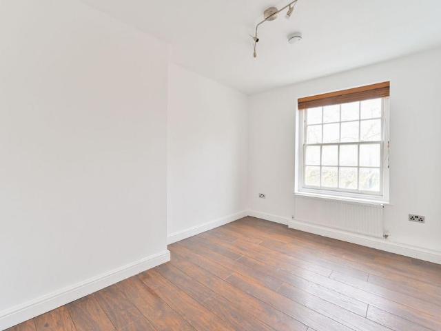 Kennington Park Road, Oval, London, SE11 3 bed flat to rent £2,500 pcm £577 pw