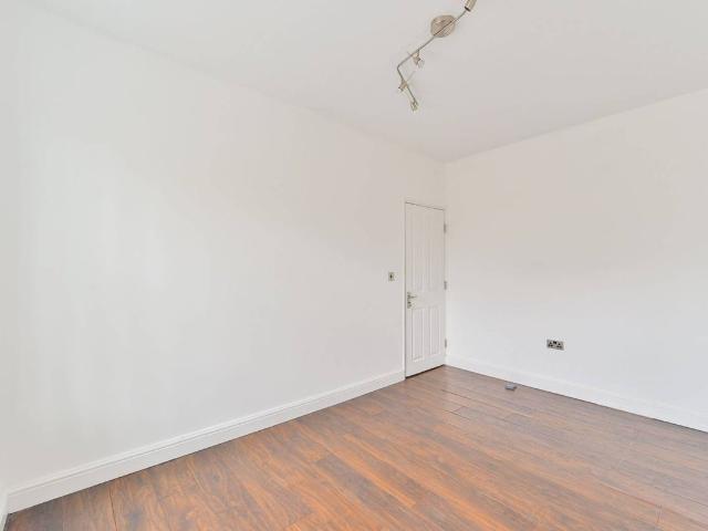 Kennington Park Road, Oval, London SE11, 3 bed flat to rent, £2,500 pcm | PrimeLocation