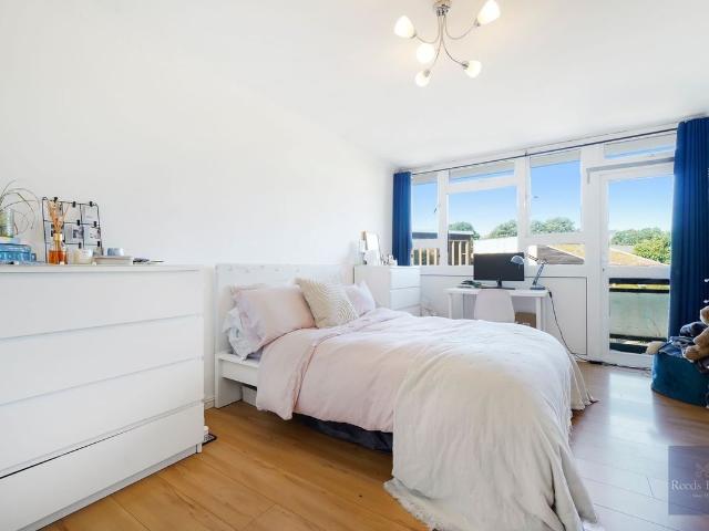 Kennington Road, London SE11, 3 bed flat to rent, £3,000 pcm | PrimeLocation