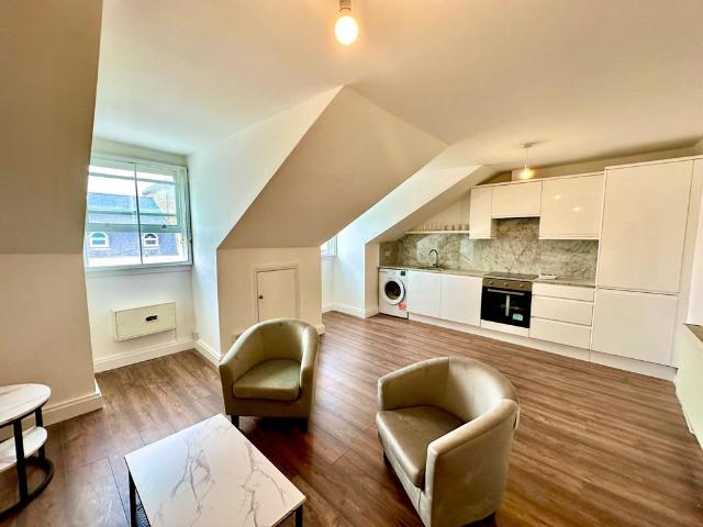 Kensington Olympia, London. W14 1 bed flat to rent £1,995 pcm £460 pw
