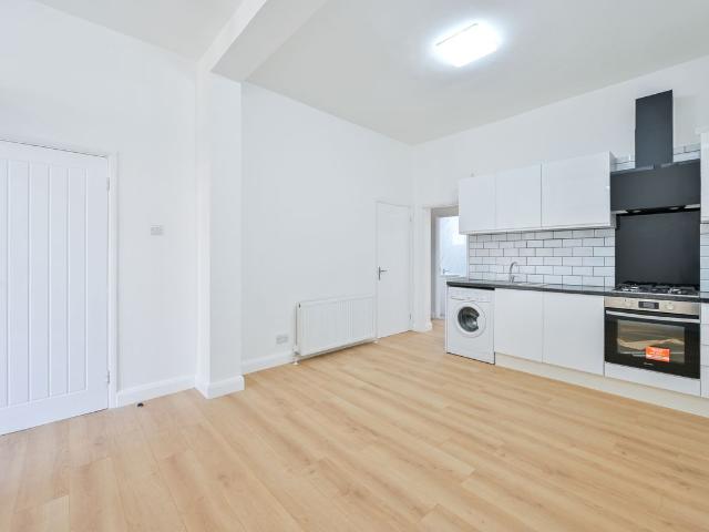 Kensington Gardens, Ilford IG1, 2 bed flat to rent, £1,875 pcm | PrimeLocation