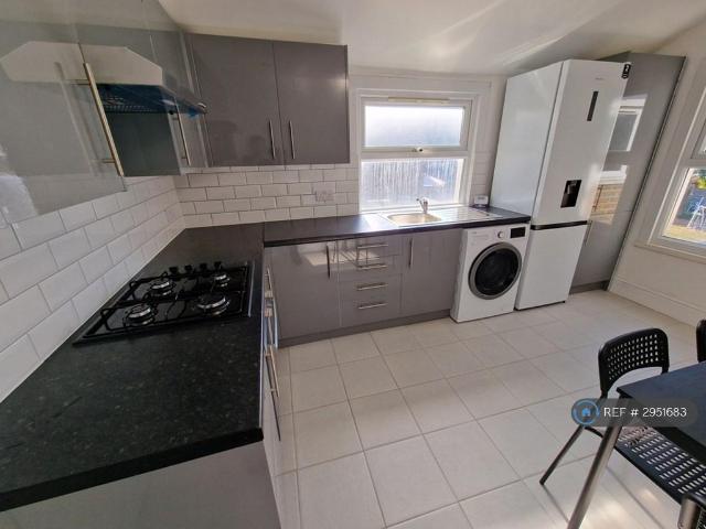 Kensington Avenue, London, E12 2 bed flat to rent £1,649 pcm £381 pw