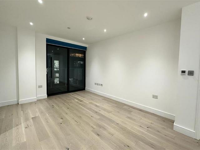 Kensington Apartments, Commercial. 2 bed apartment to rent £3,250 pcm £750 pw
