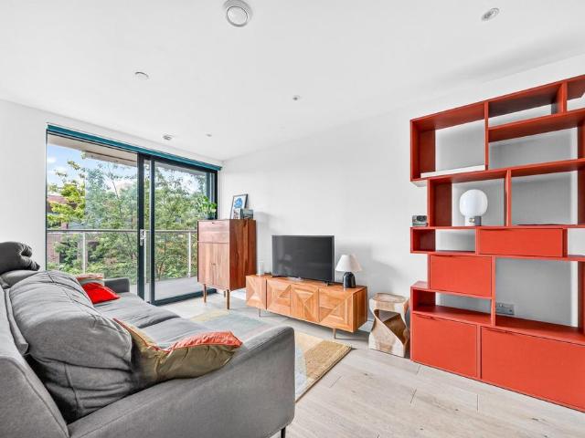 Kensington Apartments, Commercial Street 2 bed flat to rent £4,000 pcm £923 pw