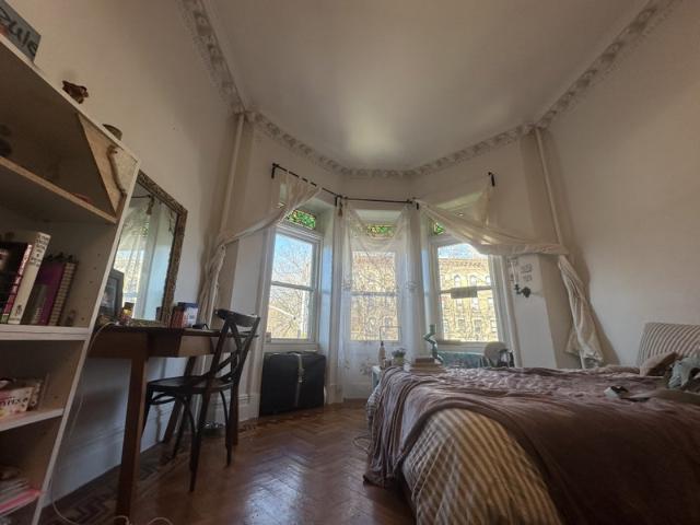 KENSINGTON BROOKLYN XL BEDROOM WITH WINDOWS