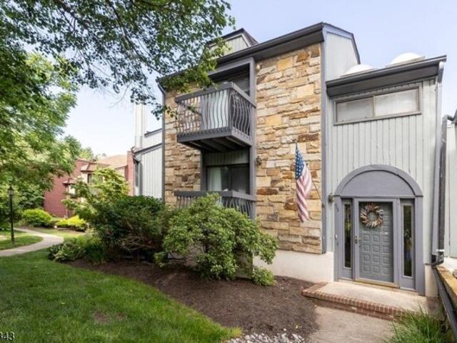 Kensington Ct, Washington Township, Condo For Sale