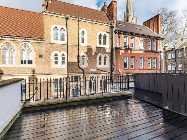 Kensington Church Court London W8 Studio to rent £2,500 pcm £577 pw