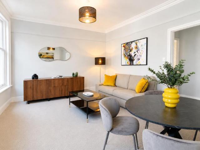 Kensington Church Street, London W8 1 bed flat to rent £2,795 pcm £645 pw