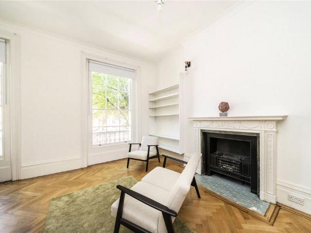 Kensington Church Street, London W8 2 bed flat to rent £3,100 pcm £715 pw