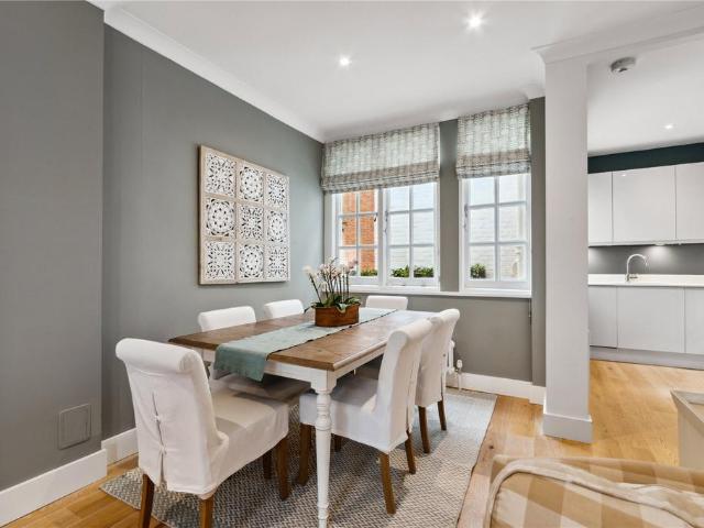 Kensington Court Mews, Kensington. 1 bed mews to rent £5,000 pcm £1,154 pw