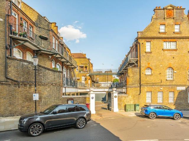 Kensington Court Mews, Kensington W8, 1 bed flat to rent, £3,600 pcm | PrimeLocation