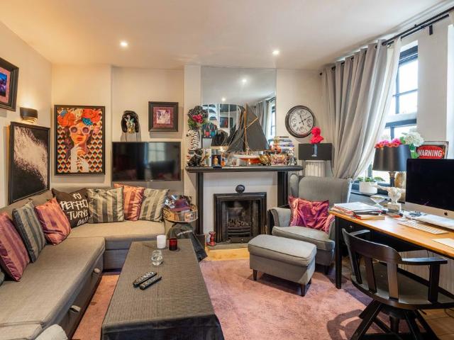 Kensington Court Mews, London, W8 1 bed flat to rent £4,312 pcm £995 pw