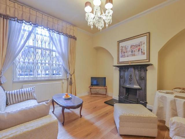 Kensington Court, High Street. 2 bed flat to rent £3,575 pcm £825 pw