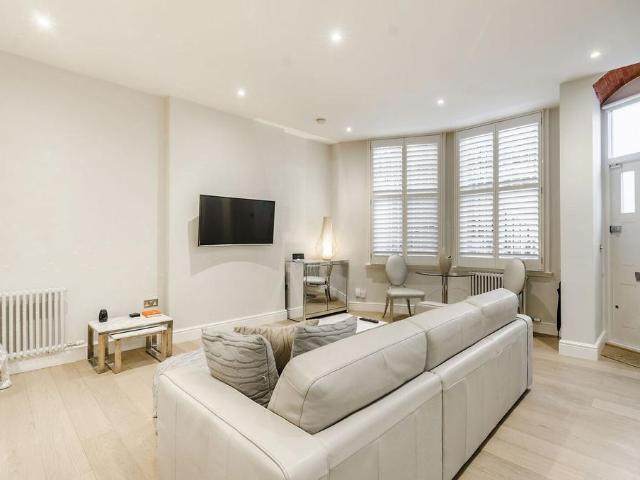 Kensington Court, Kensington, London, W8 1 bed flat to rent £2,600 pcm £600 pw