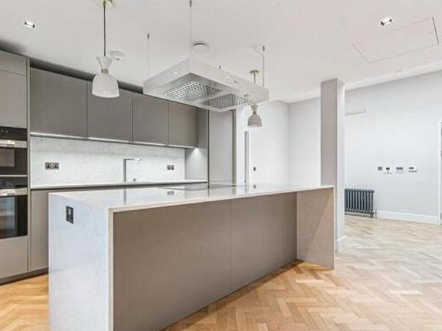 Kensington Court, London, 2 Bedroom Flat
