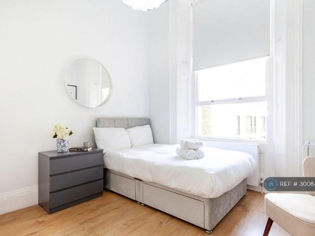 Kensington Garden Square, London, W2 Studio to rent £1,900 pcm £438 pw