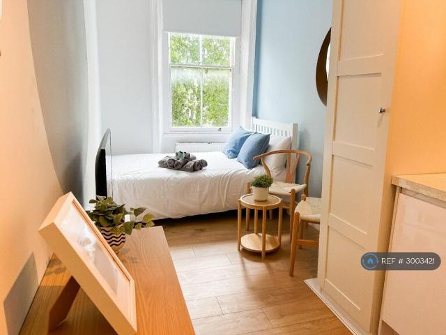 Kensington Garden Square, London, W2 Studio to rent £2,000 pcm £462 pw