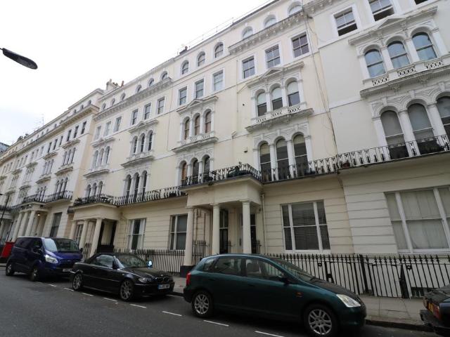 Kensington Garden Square, London, W2 1 bed flat to rent £1,780 pcm £411 pw