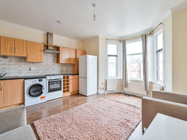 Kensington Gardens, Ilford IG1, 1 bed flat to rent, £1,400 pcm | PrimeLocation