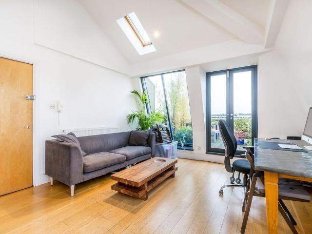 Kensington Gardens Square, Bayswater. 2 bed flat to rent £3,445 pcm £795 pw