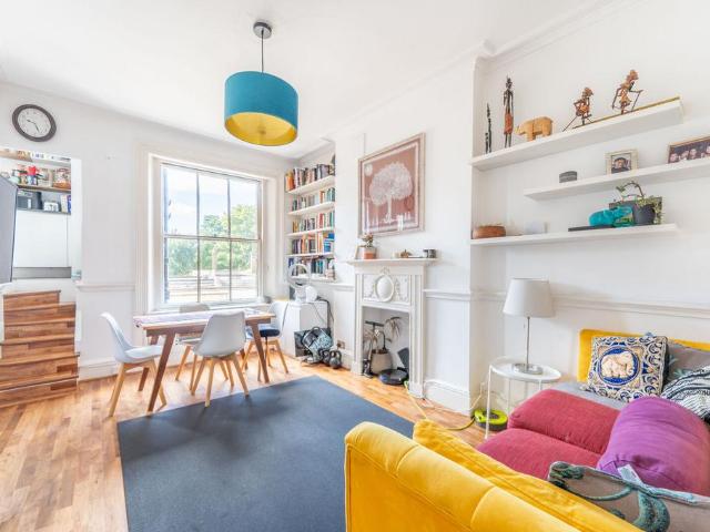 Kensington Gardens Square, Bayswater. 2 bed flat to rent £3,250 pcm £750 pw