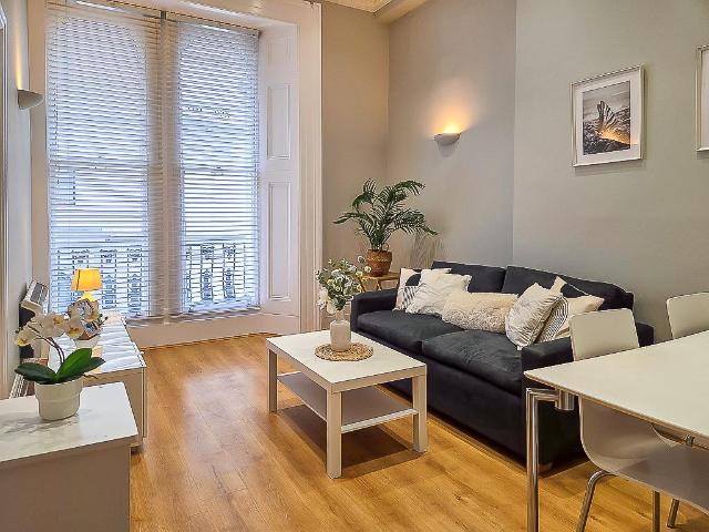 Kensington Gardens Square, Bayswater. 2 bed flat to rent £2,750 pcm £635 pw