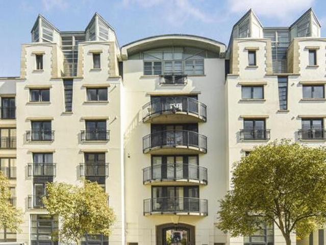 Kensington Gardens Square, Kensington, Studio Flat For