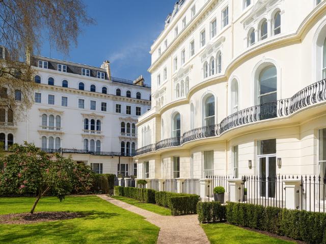 Kensington Gardens Square, London W2 1 bed flat to rent £3,185 pcm £735 pw