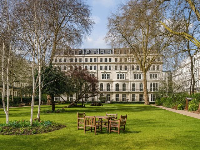 Kensington Gardens Square, London W2 2 bed flat to rent £5,785 pcm £1,335 pw