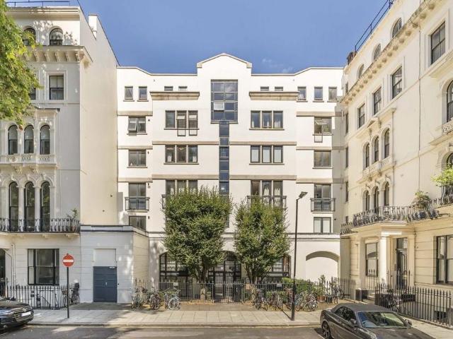 Kensington Gardens Square, London W2 2 bed flat to rent £6,950 pcm £1,604 pw