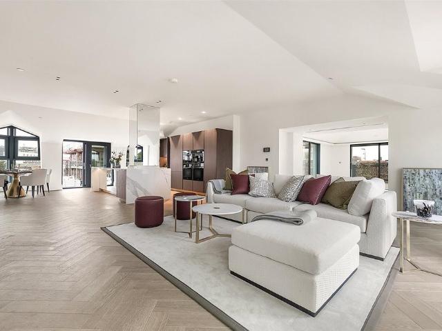 Kensington Gardens Square, London, W2 3 bed flat to rent £35,000 pcm £8,077 pw