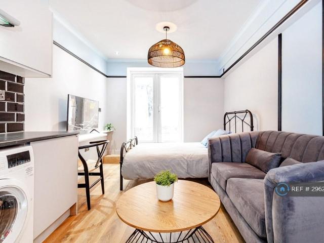 Kensington Gardens Square, London, W2 Studio to rent £2,200 pcm £508 pw